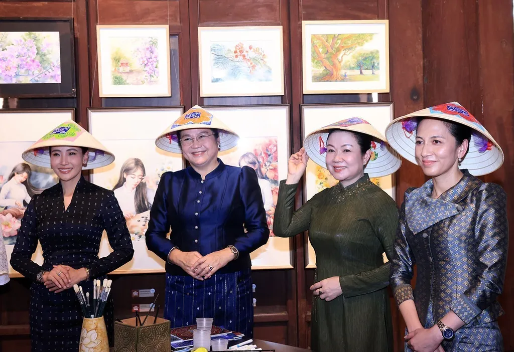 Spouses of Vietnamese, Lao, Cambodian, Thai PMs tour Hà Nội's Temple of ...
