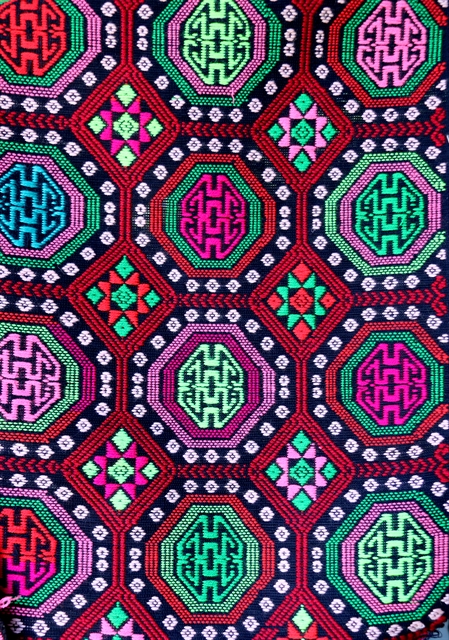 Keeping Tày brocade alive