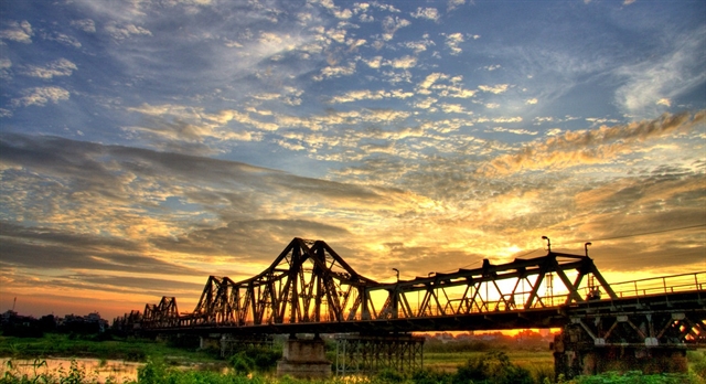 City walk from Hòe Nhai Street to Long Biên Bridge