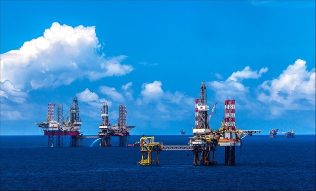 Dwindling oil prices a double-edged sword for Việt Nam's economy