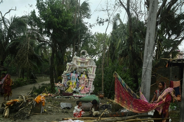 Cyclone toll hits 95 as Bangladesh and India start mopping up
