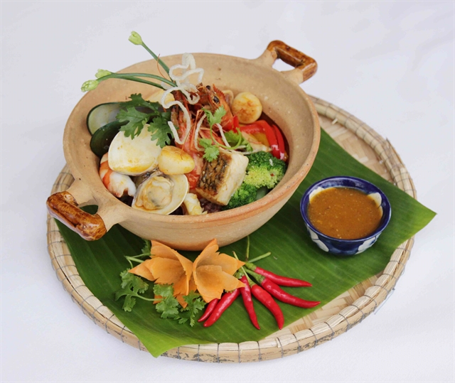 Huế Seafood & Red Rice in Clay Pot