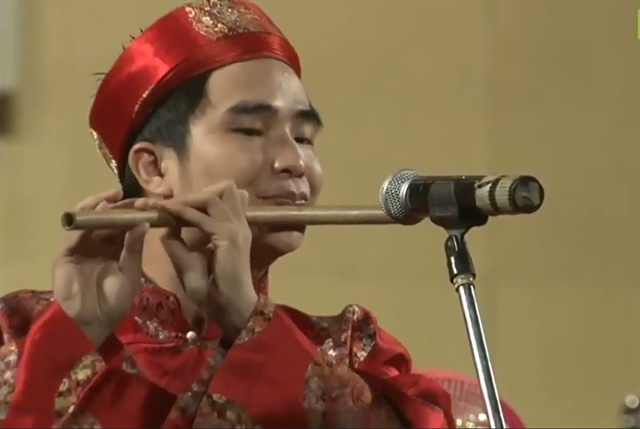 Young flautist stirs passion for traditional music
