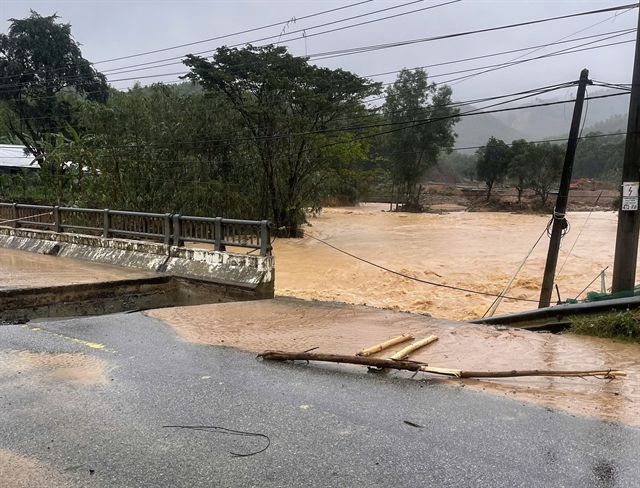 Three bridges in Huế commune collapse in flooding