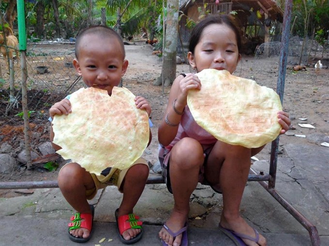 Through the lens: Cassava paper preserves the traditional taste of Tết